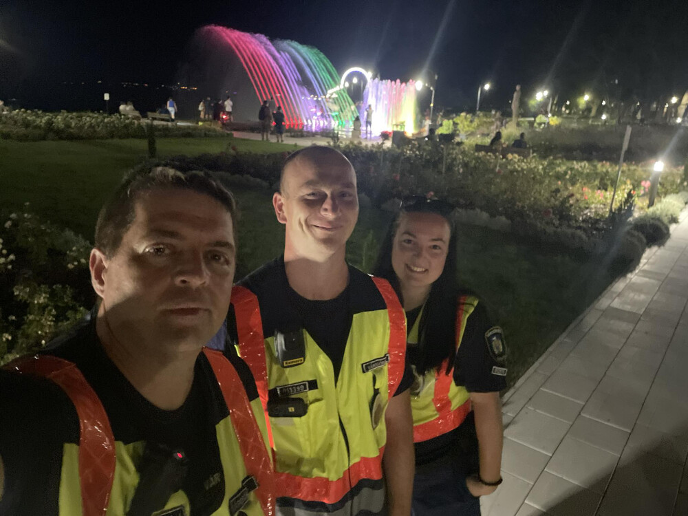 Van, aki fényképezi, s van, aki szivattyúzza - Siofok